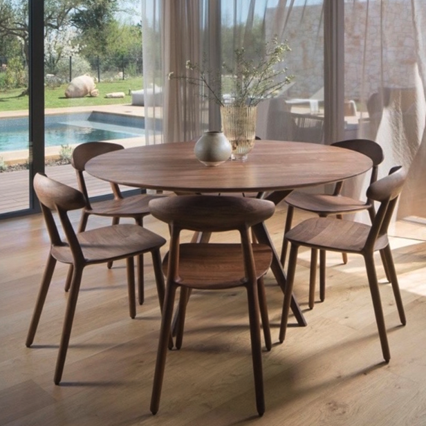 Lakri Round Table – Artisan | Europeisk valnöt | Design Regular Company